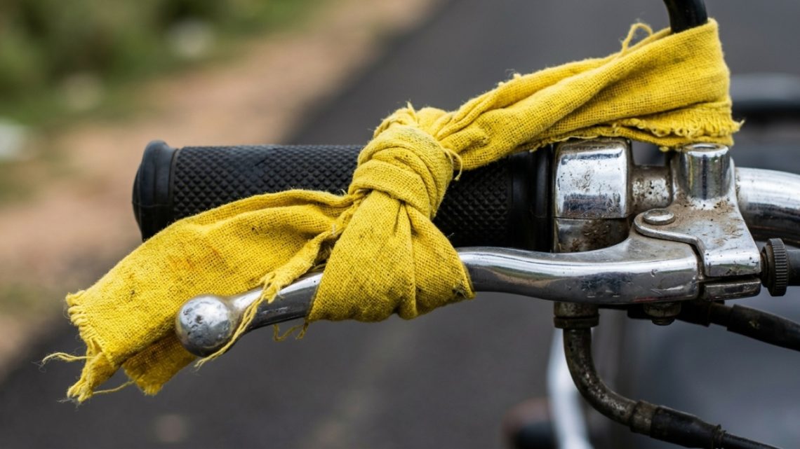 O que significa o pano amarelo no guidão da moto e por que ele é levado ...
