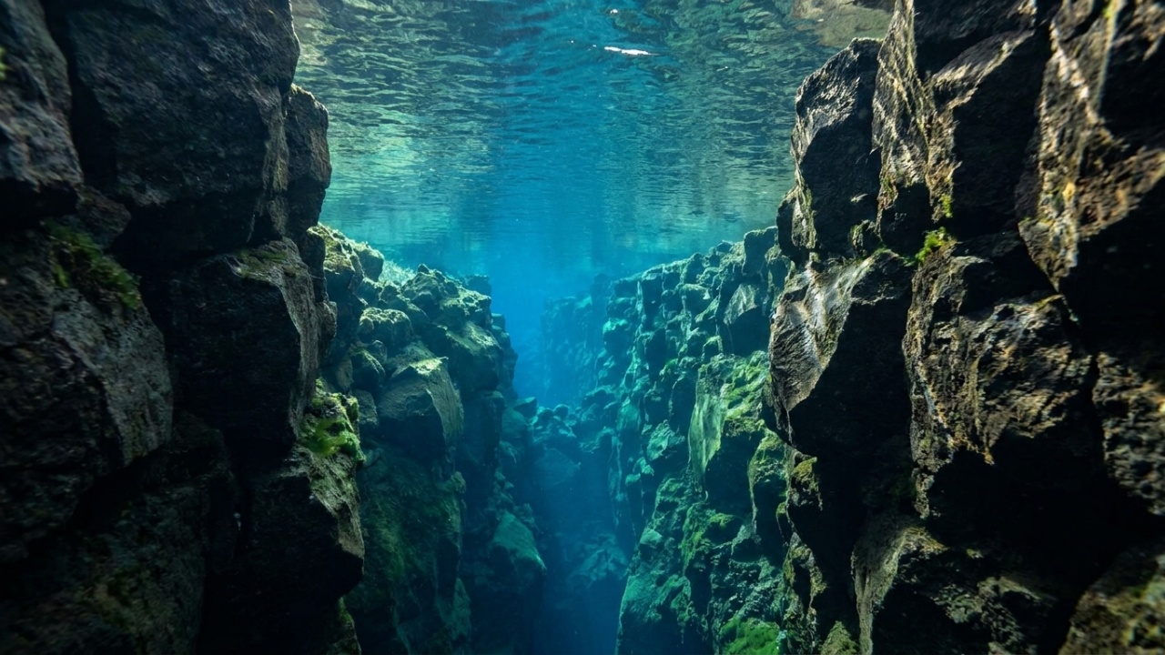 A fenda submersa na Islândia, onde água glacial filtra por até 100 anos ...